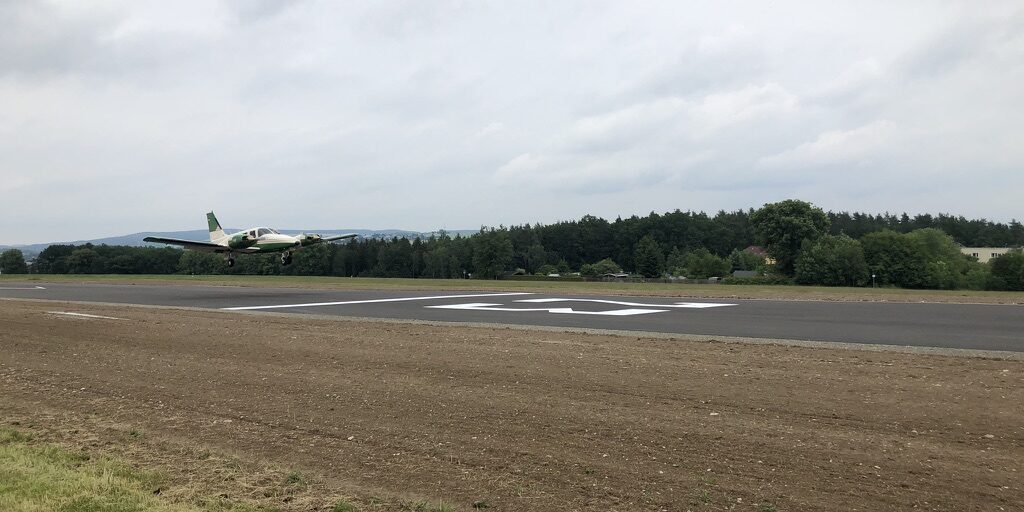 Neue Start- und Landebahn am Flugplatz Greiz-Obergrochlitz ... Neue Start- und Landebahn am Flugplatz Greiz-Obergrochlitz ...